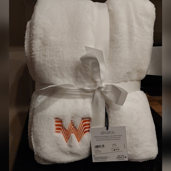UGG | Bedding | Ugg Whataburger Throw Blanket 5x70 White | Poshmark